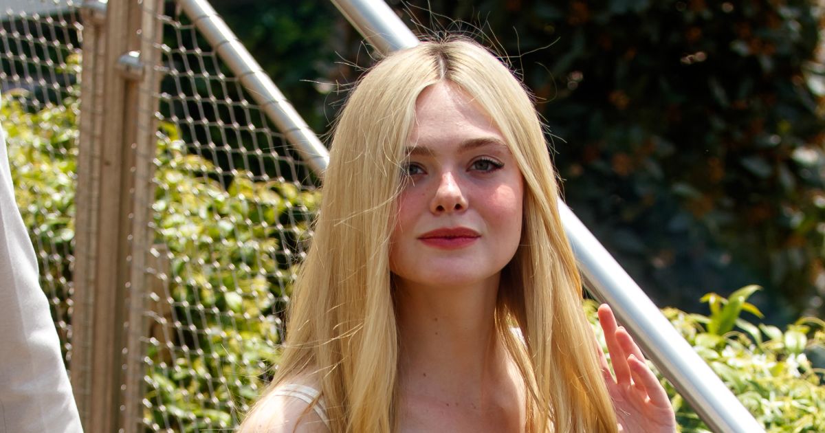 Elle Fanning se promène sur la croisette lors du 76ème Festival ...