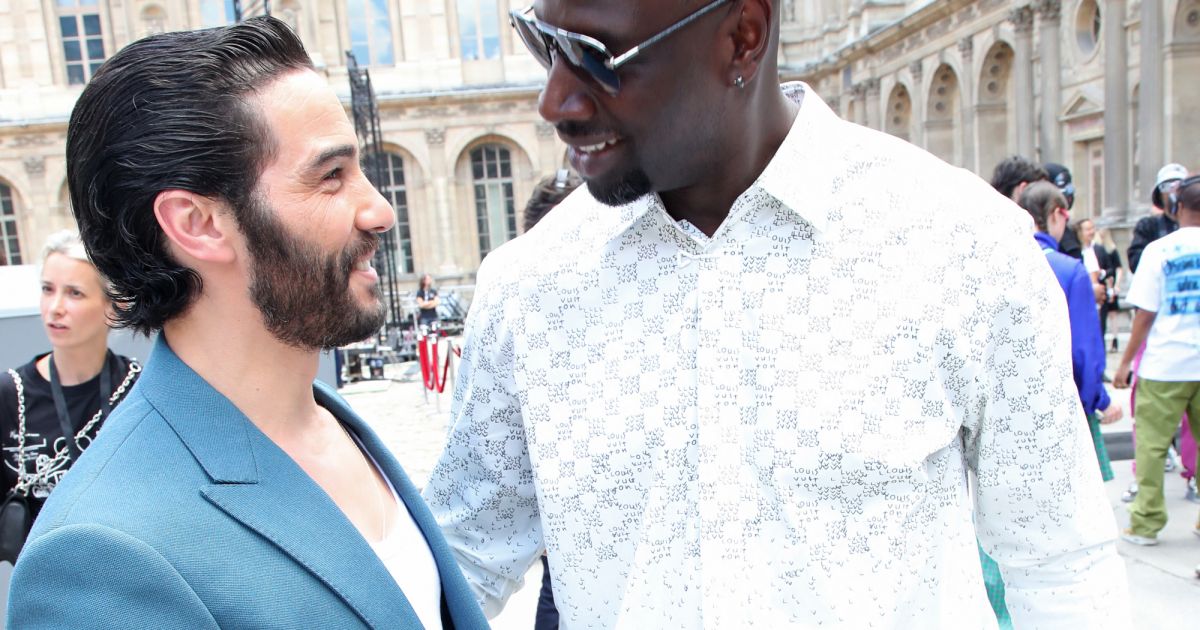 Tahar Rahim et Omar Sy lors du défilé de mode Homme printemps-été 2023 ...