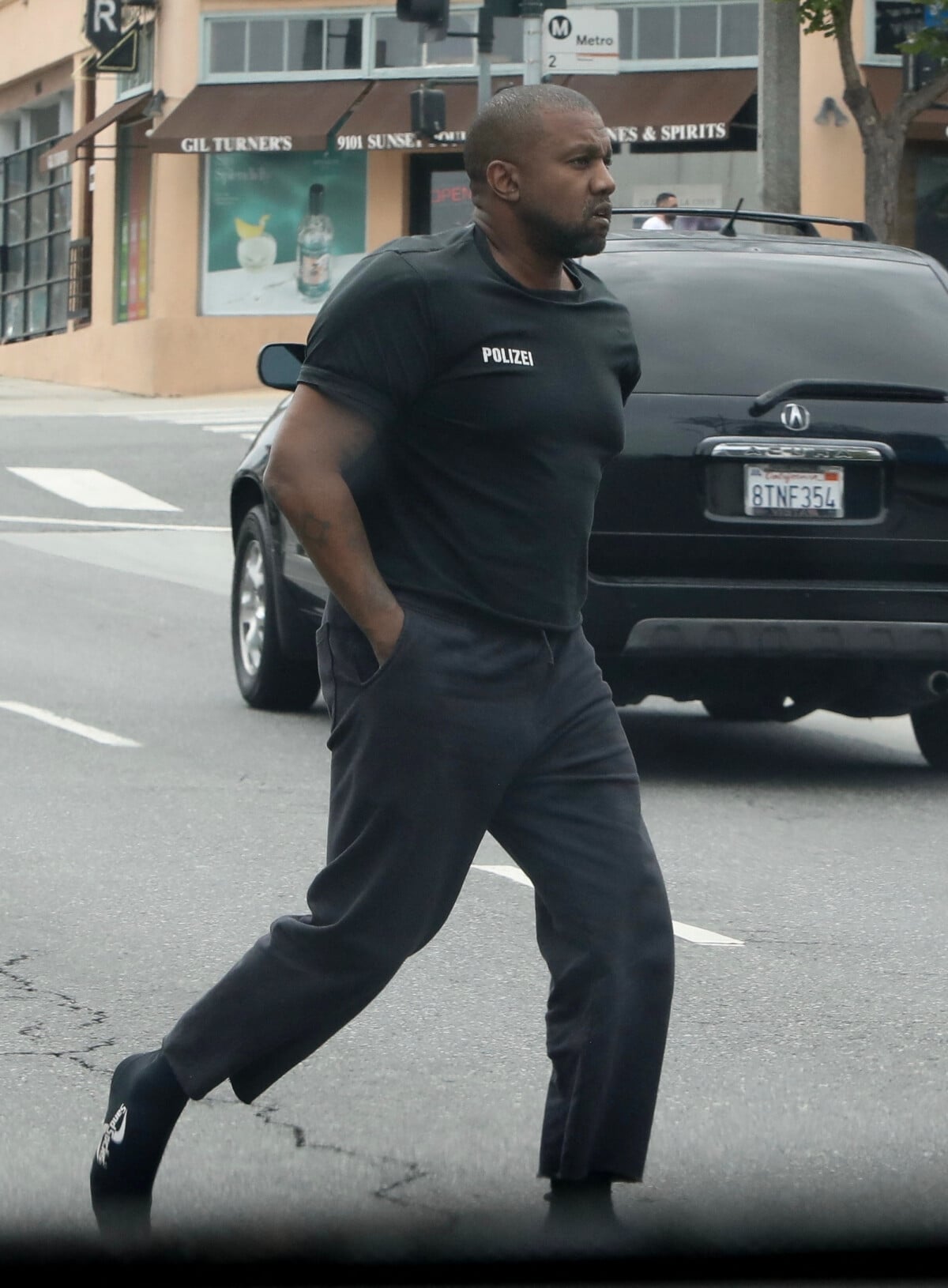 Photo : Exclusif - Kanye West sort de sa voiture sur Sunset Strip et ...