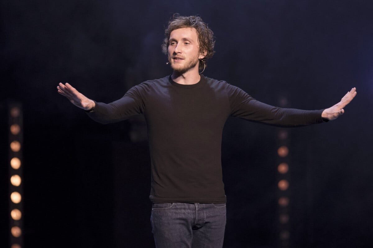 Photo : L'humoriste Baptiste Lecaplain sur scene lors du festival ...