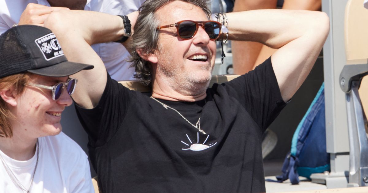 Jean-Luc Reichmann et son fils Swann en tribunes lors des ...