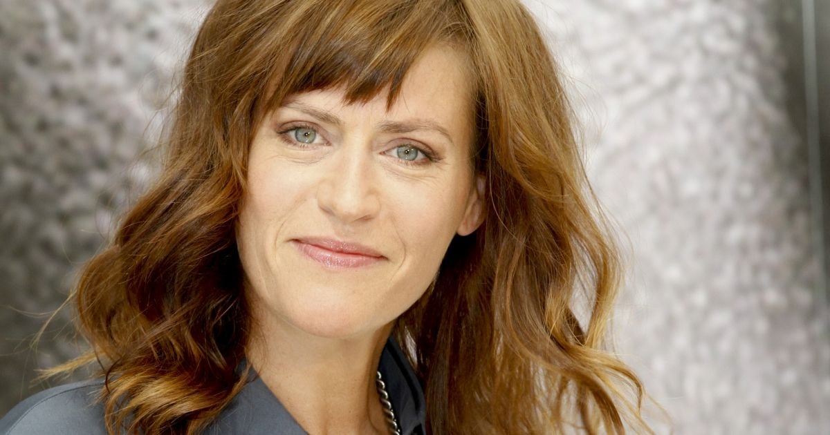 Anne Caillon pose lors du photocall de la serie Dos Au Mur lors du ...