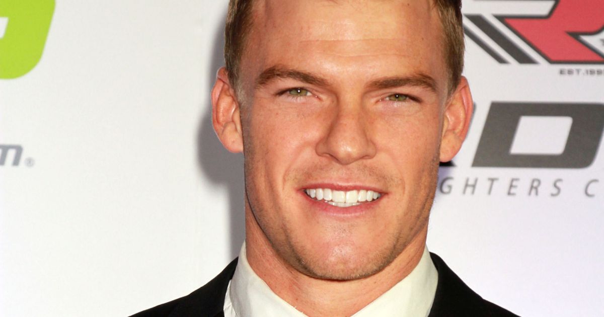 Alan Ritchson - Tapis rouge 7th Annual Fighters Only World Mixed ...