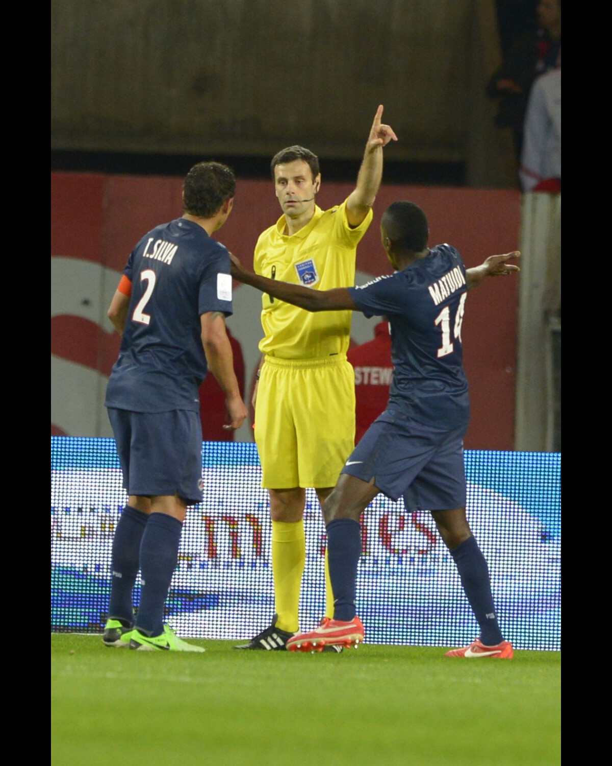Photo : L'arbitre Alexandre Castro a-t-il été bousculé par Leonardo ...