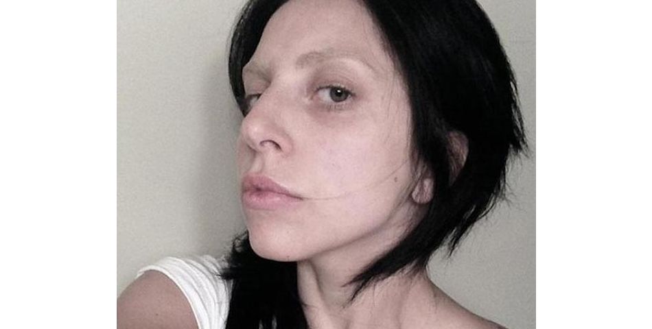 Lady Gaga a opté pour la couleur noir corbeau pour ses cheveux - Purebreak