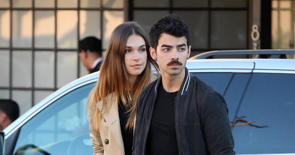 Joe Jonas présente sa moustache le 30 novembre 2013 à Los Angeles ...
