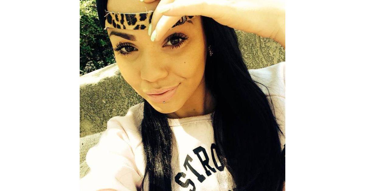 Niia Hall prend la pose en maillot de bain sur Facebook - Purebreak