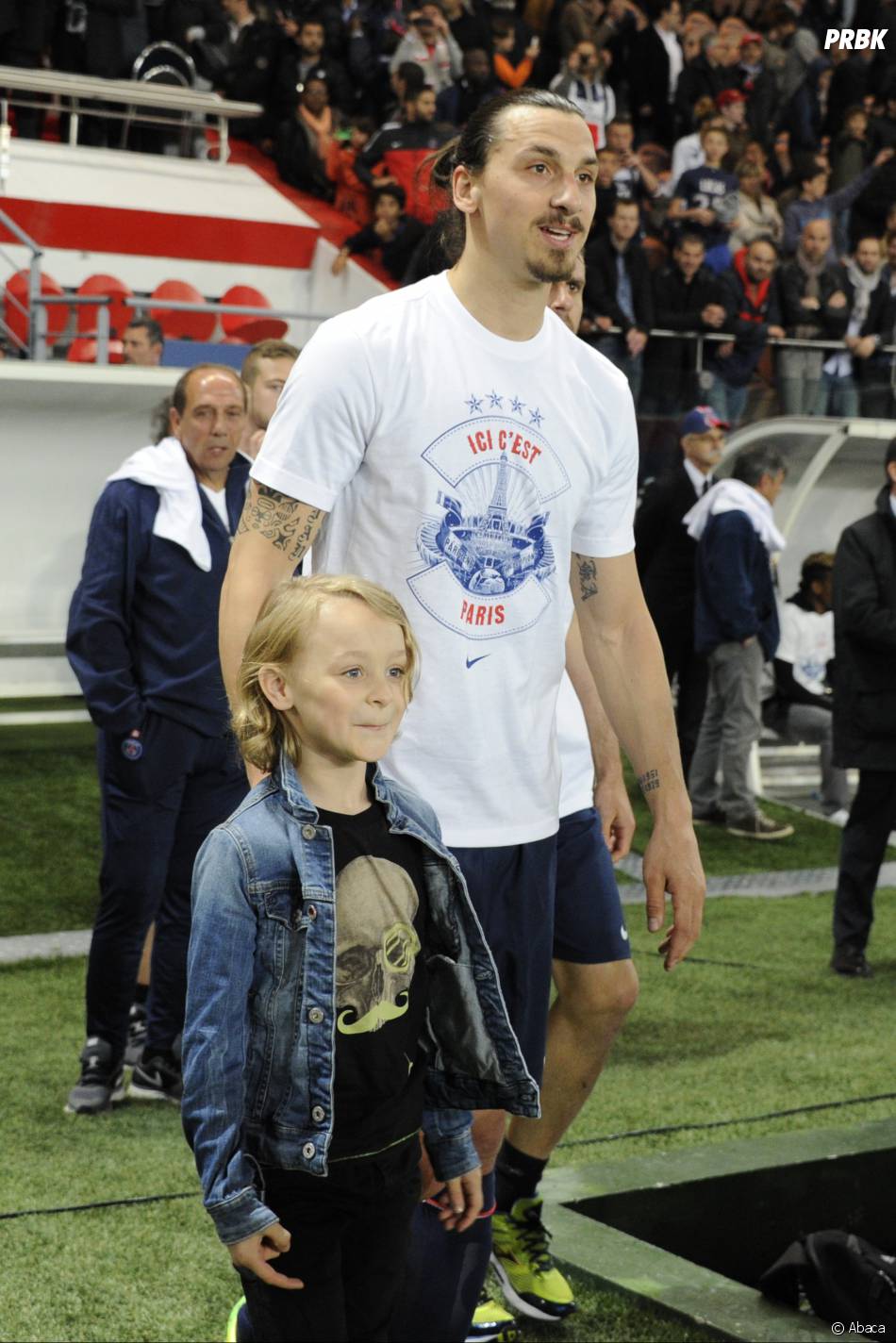 Zlatan Ibrahimovic avec son fils pour le sacre du PSG, le 7 mai 2014 au ...