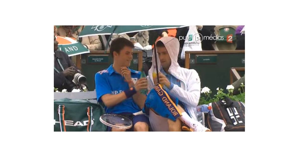 Novak Djokovic abrite un ramasseur de balles et trinque avec lui à ...