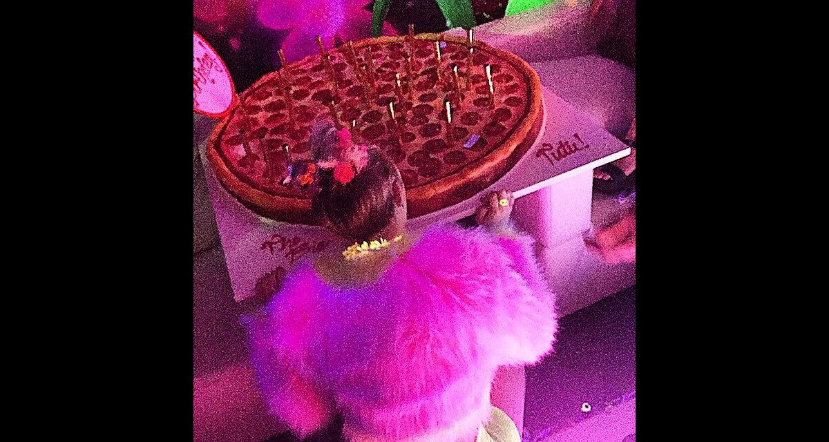 Photo : Miley Cyrus : pizza géante d'anniversaire sur Instagram, le 23 ...