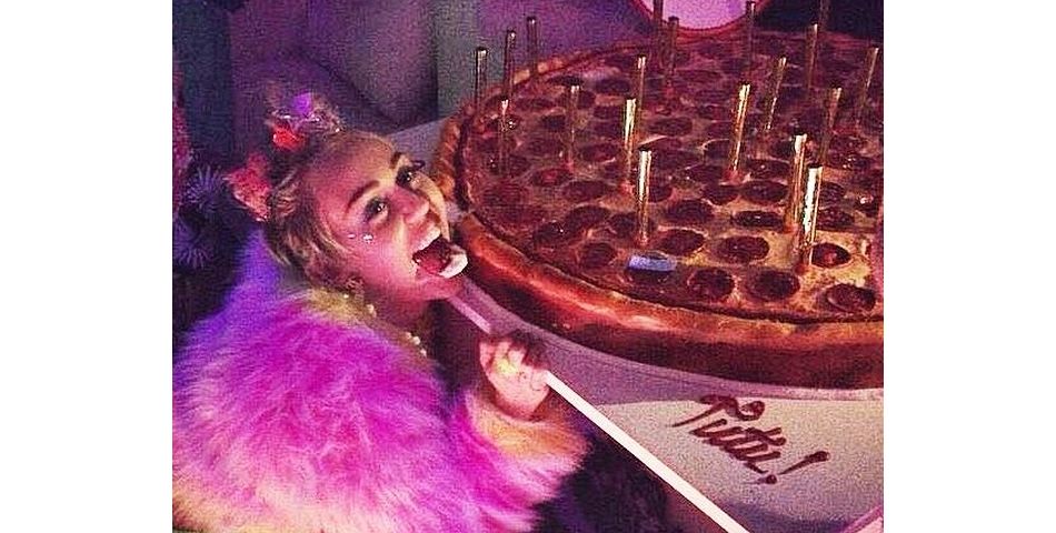 Miley Cyrus a eu une pizza géante d'anniversaire pour ses 22 ans, le 23 ...