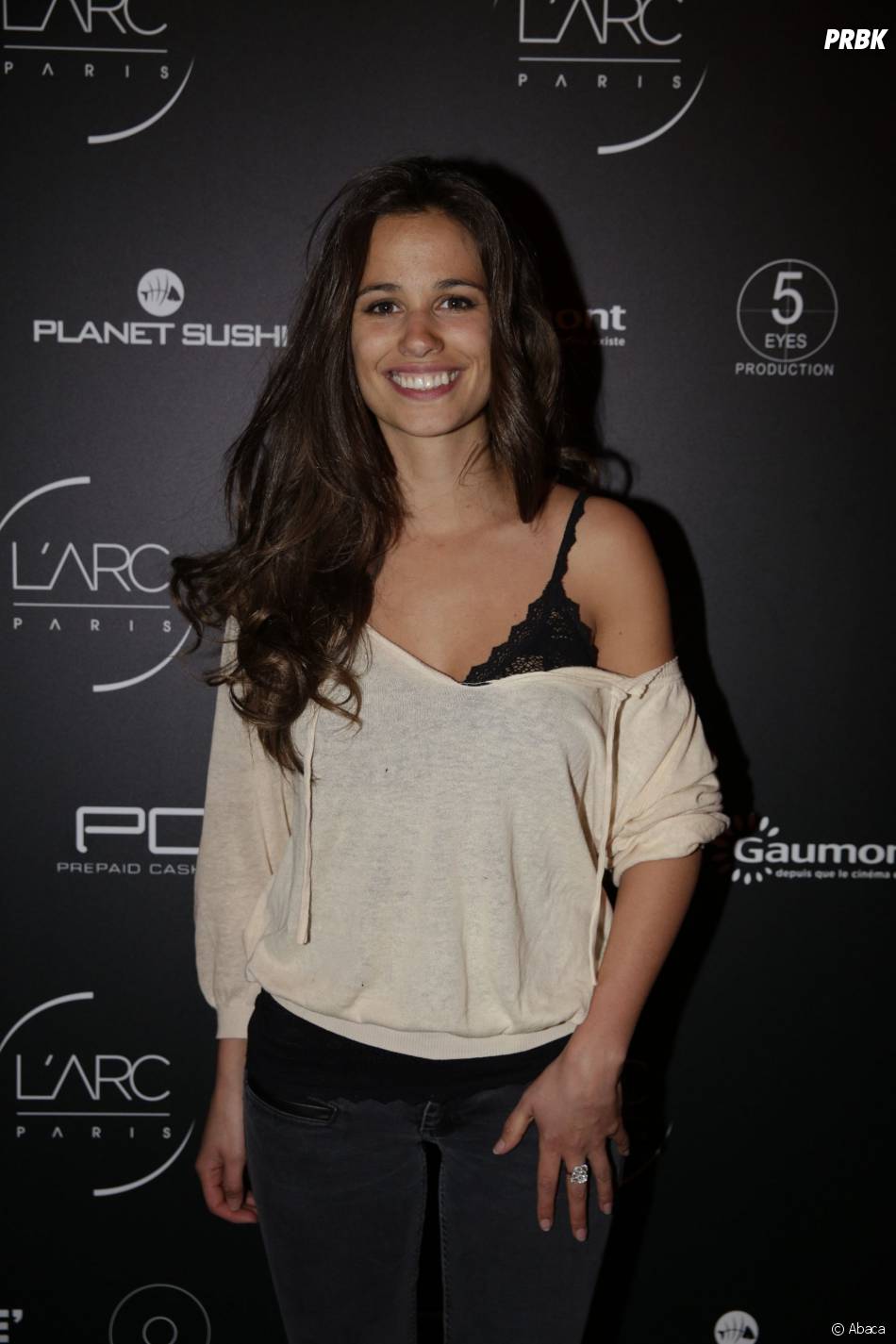 Lucie Lucas souriante à l'avant-première du film Connasse, Princesse ...