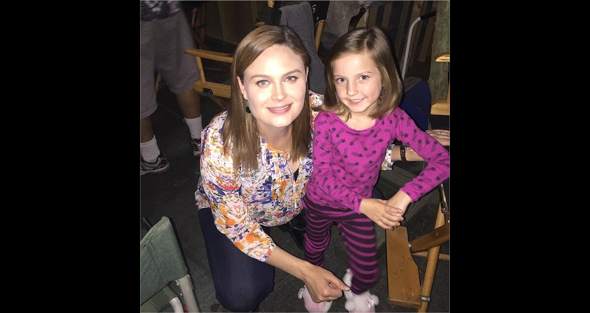 Photo : Bones saison 10 : Sunnie Pelant et Emily Deschanel - PureBreak