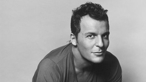 Jean Roch ... Le teaser de son nouveau single ... My love is over ...