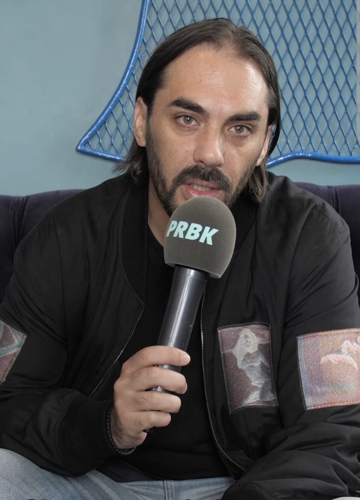 Vidéo : Gringe a sorti son livre Ensemble, on aboit en silence : il se ...