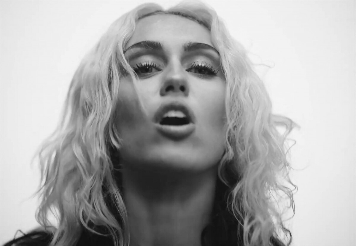 Photo : Il s'agit de Miley Cyrus avec son tube"Flowers". Les images du ...