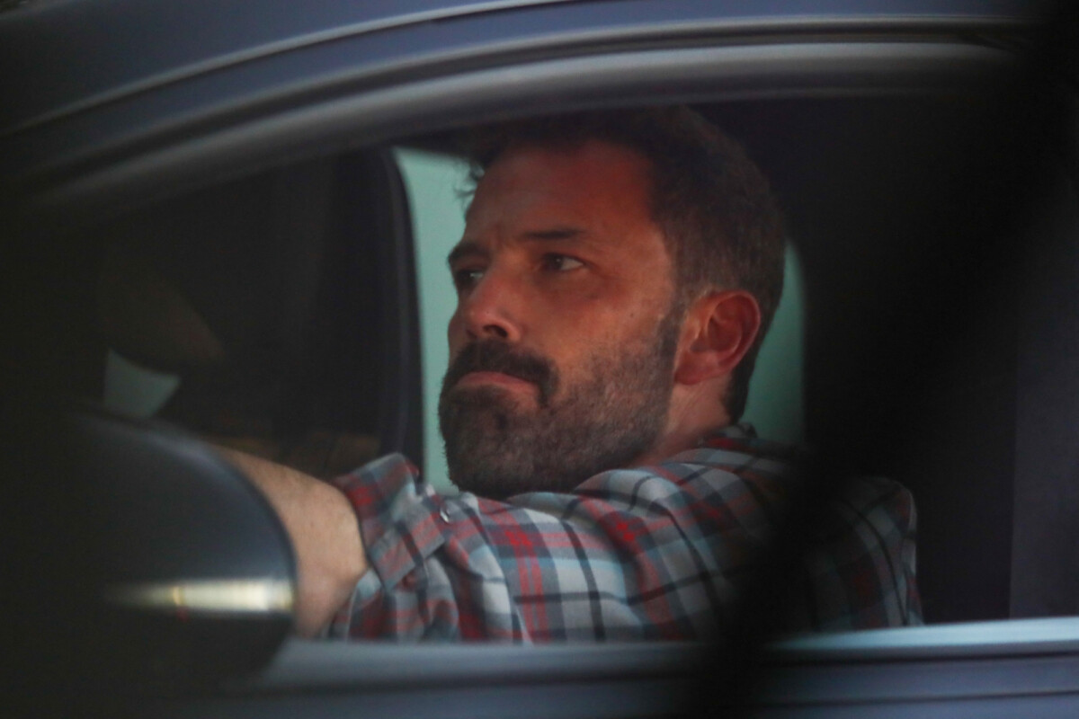 Photo : Exclusif - Ben Affleck téléphone au volant de sa Mercedes AMG ...