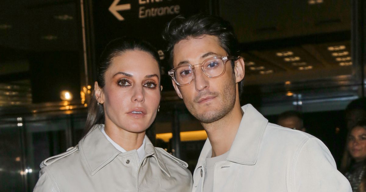 Natasha Andrews et son compagnon Pierre Niney - Arrivées au défilé de ...