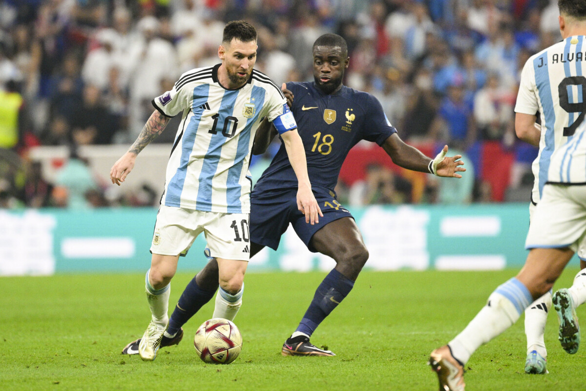 Photo : MESSI Lionel (Leo) (ARG) vs UPAMECANO Dayot (FRA) - Match "France - Argentine (3-3 - tab ...