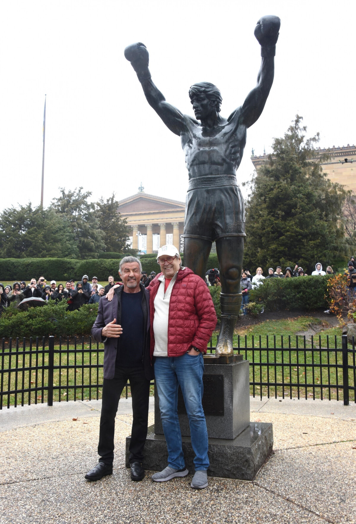 Photo : Sylvester Stallone devant la statue de Rocky à Philadelphie ...