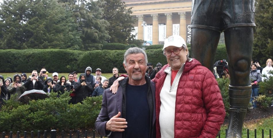 Sylvester Stallone devant la statue de Rocky à Philadelphie. - Purebreak