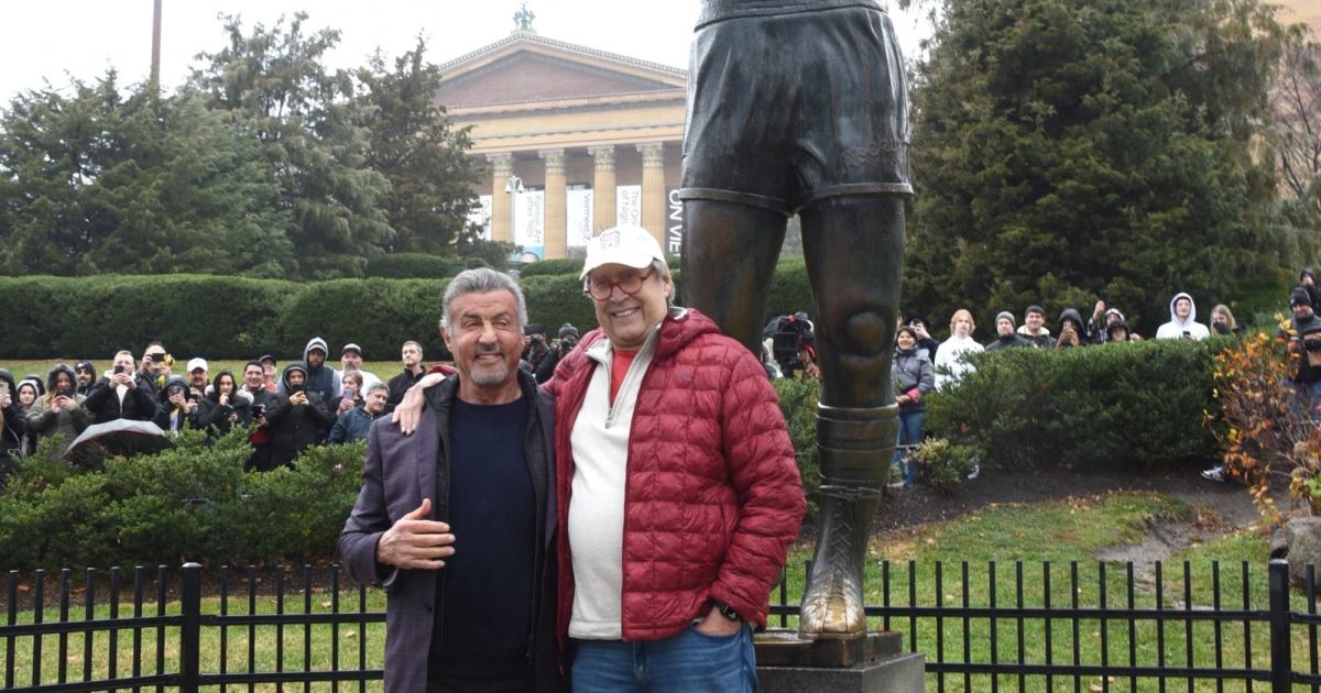 Sylvester Stallone devant la statue de Rocky à Philadelphie. - Purebreak