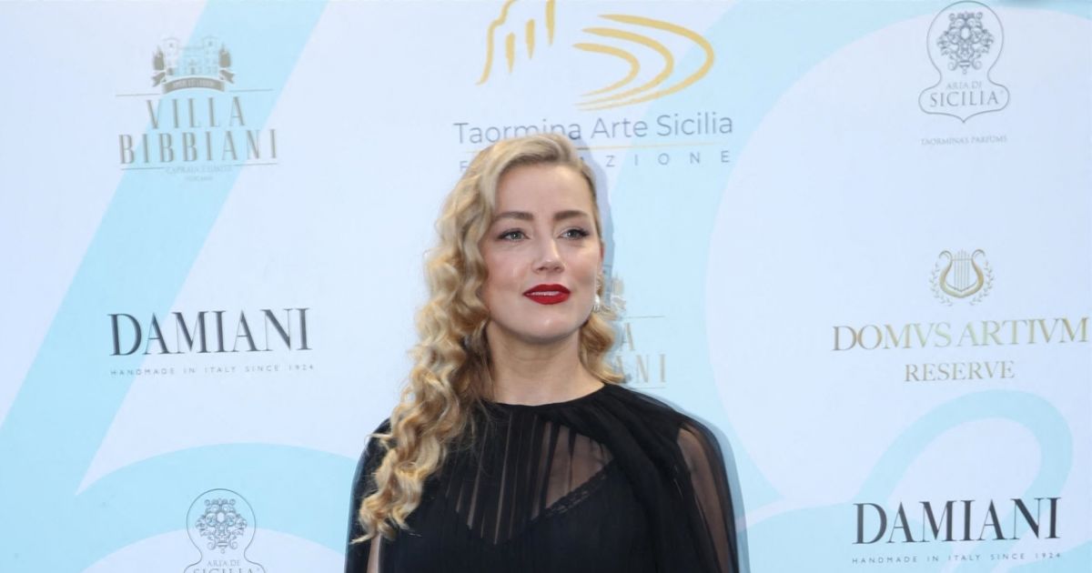 BGUK_2672526 - TAORMINA, ITALY - Actress Amber Heard greets fans while ...