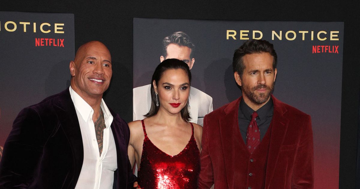 Dwayne Johnson, Gal Gadot, Ryan Reynolds à la première du film Red ...