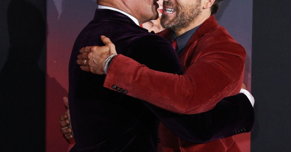 Dwayne Johnson, Ryan Reynolds à la première du film Red Notice à Los ...