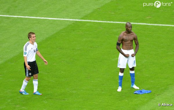 Mario Balotelli : une statue de lui-même pour décorer son salon - Purebreak