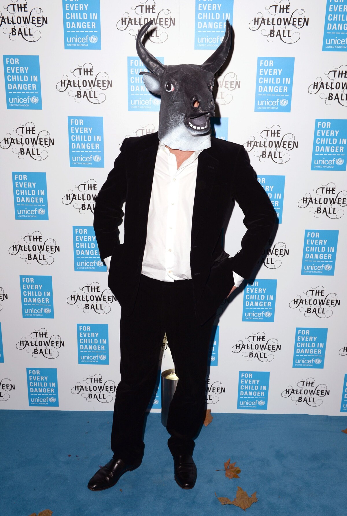 Photo : Hugh Grant et son masque de taureau pour Halloween 2014 - Volum ...