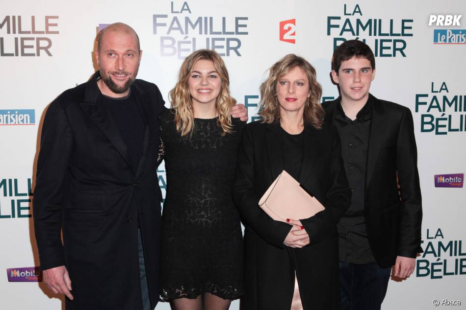 François Damiens avec Louane, Karine Viard et Luca Gelberg du casting ...
