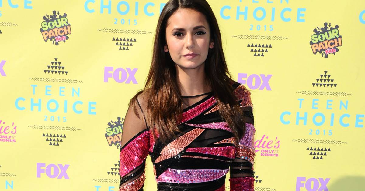 Nina Dobrev prend la pose aux Teen Choice Awards le 16 août 2015 ...