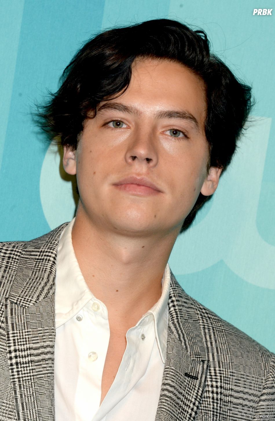 Riverdale saison 2 : Cole Sprouse sur le red carpet du CW Upfront 2017 ...