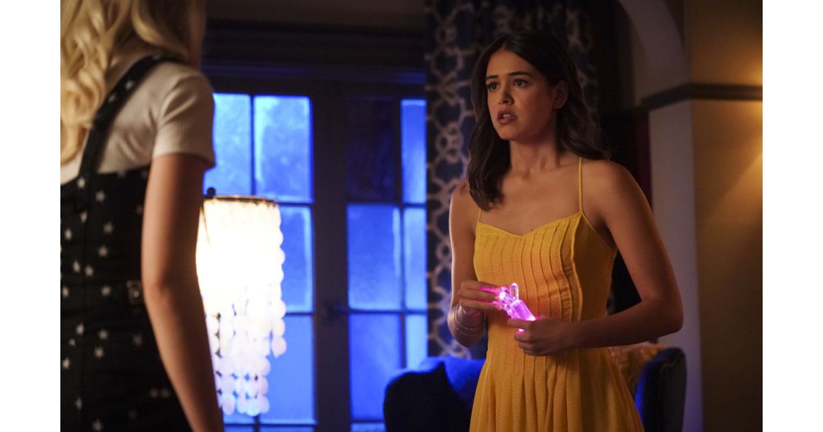 Legacies saison 2, épisode 1 : Josie (Kaylee Bryant) sur une photo ...