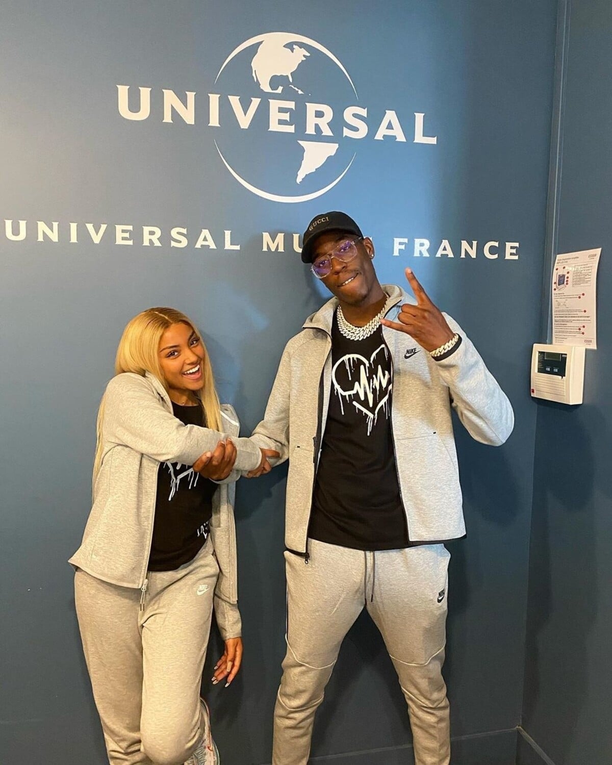 Photo : Wejdene signe chez Universal Music France : "Merci à tous ceux ...