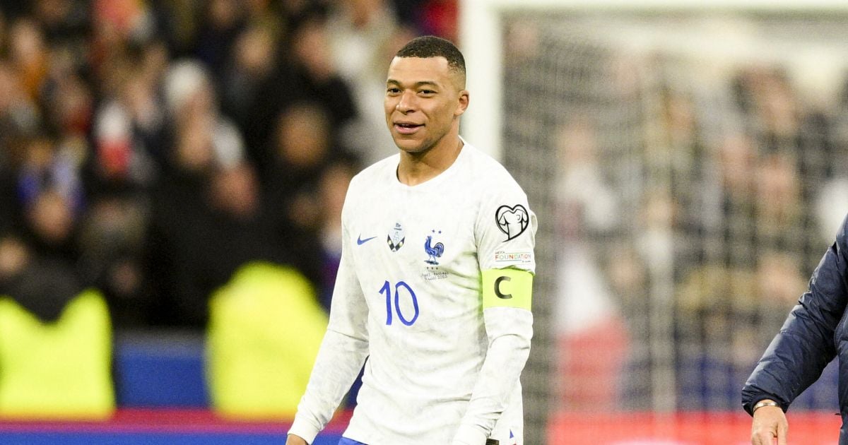 Il ressemble à s'y méprendre au patron des Bleus, à un détail près : il ...