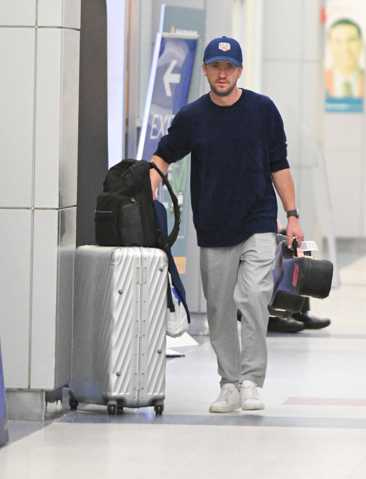 Photo : Exclusif - Tom Felton porte sa guitare en arrivant à l'aéroport ...