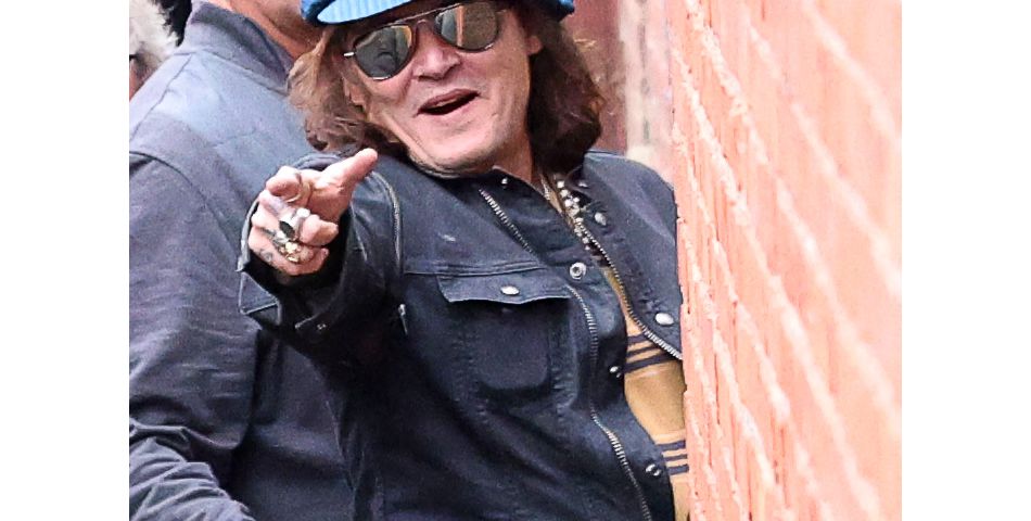 Exclusif - Johnny Depp, rasé de près, et ses musiciens arrivent à ...
