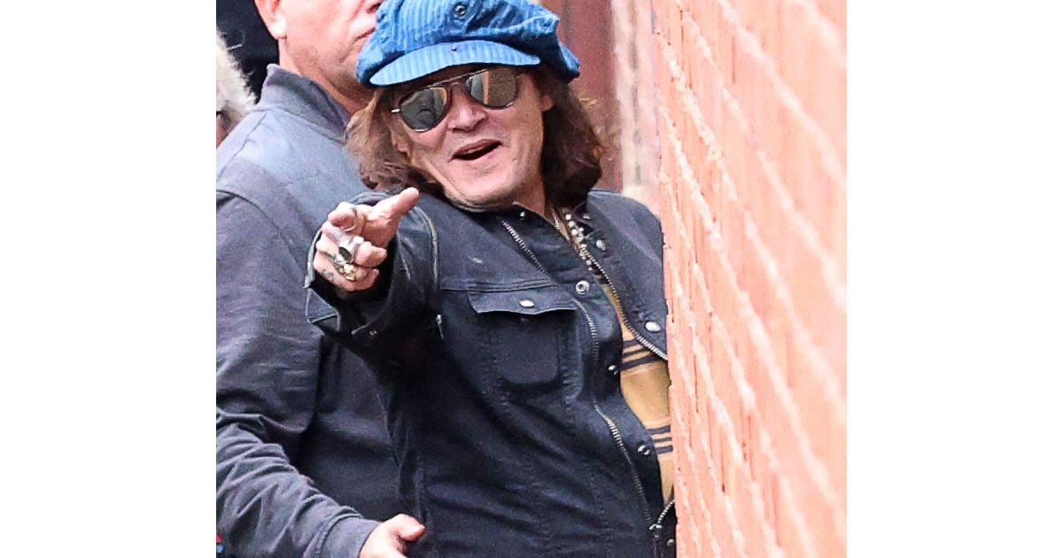 Exclusif - Johnny Depp, rasé de près, et ses musiciens arrivent à ...