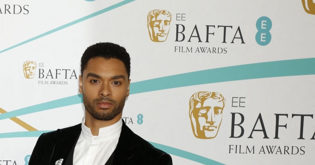 Rege-Jean Page au photocall de la 76ème cérémonie des British Academy ...