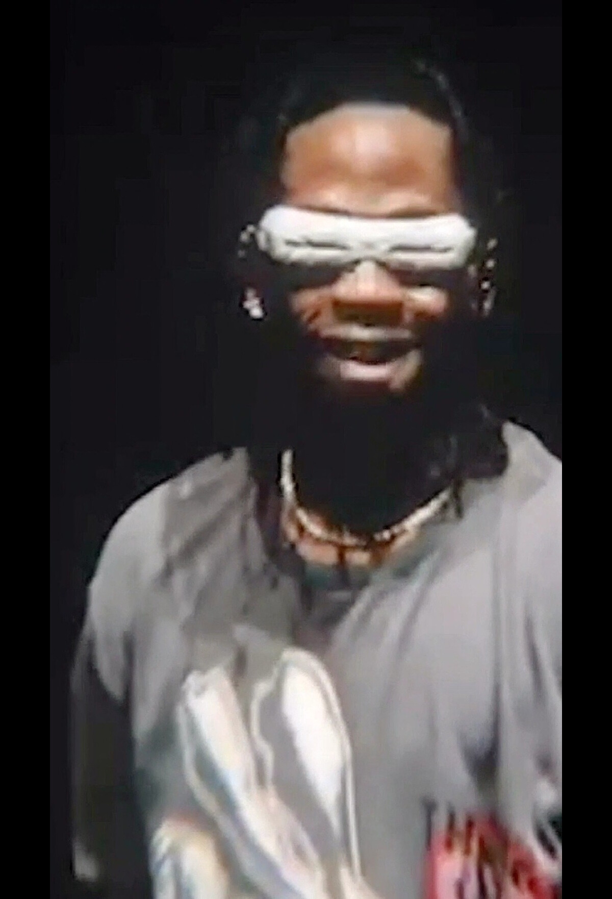 Photo : Travis Scott esquive un objet lancé sur lui pendant son concert ...