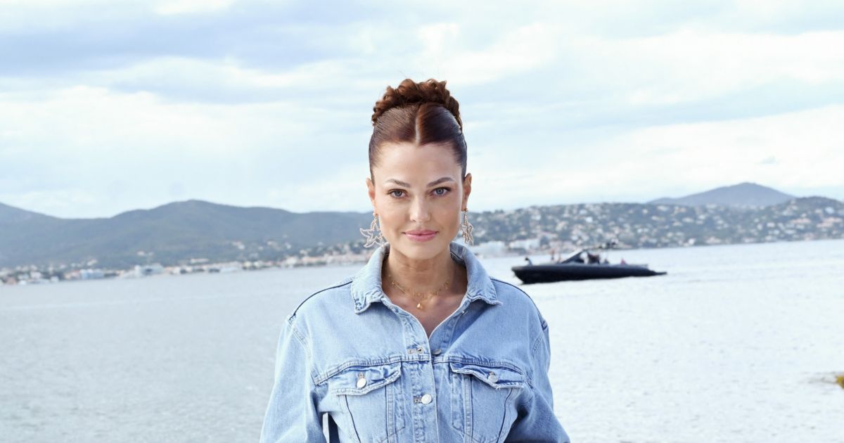 Caroline Receveur au défilé Etam Croisière 2023 à Saint-Tropez le 11 ...