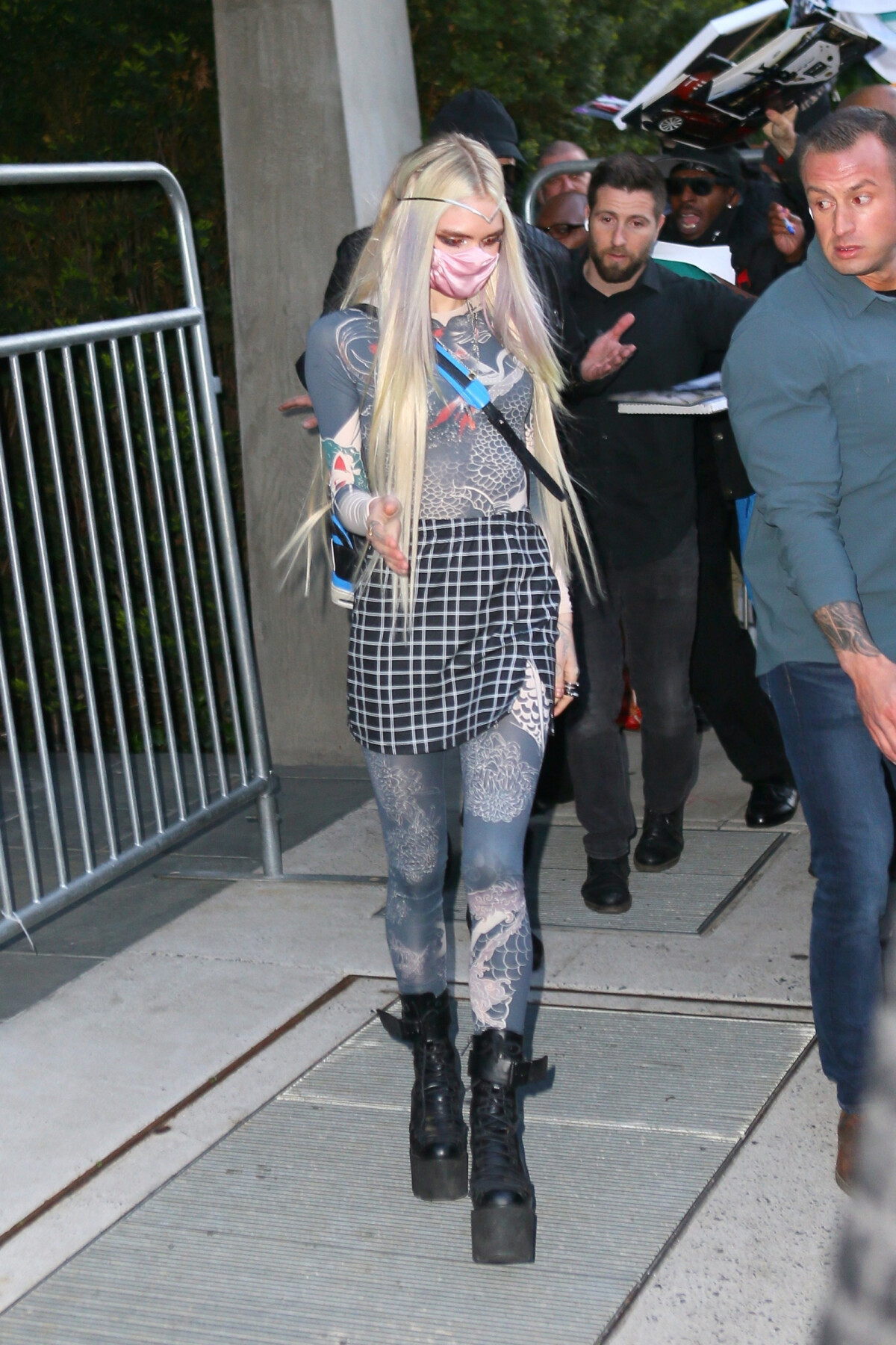 Photo : Grimes à la sortie des studios de l'émission "SNL" à New York ...