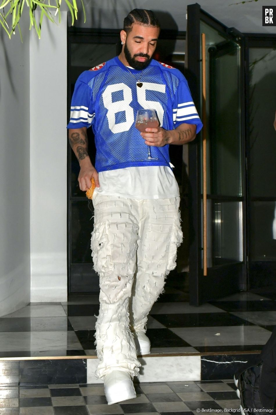 Drake offre 50.000 balles à un fan en plein milieu d'un de ses concerts ...