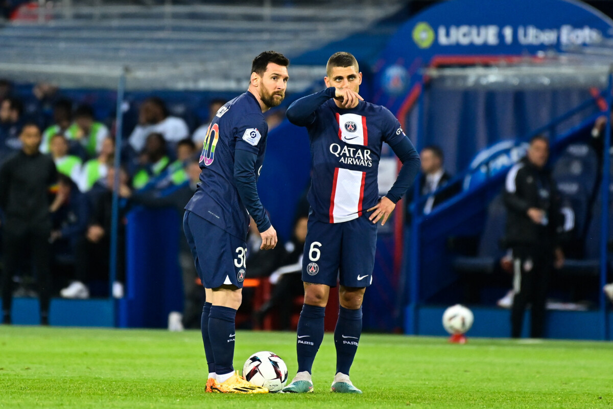 Photo : Coup franc - Lionel Leo Messi ( 30 - PSG ) - Marco Verratti ( 6 - PSG ) - - Match de ...