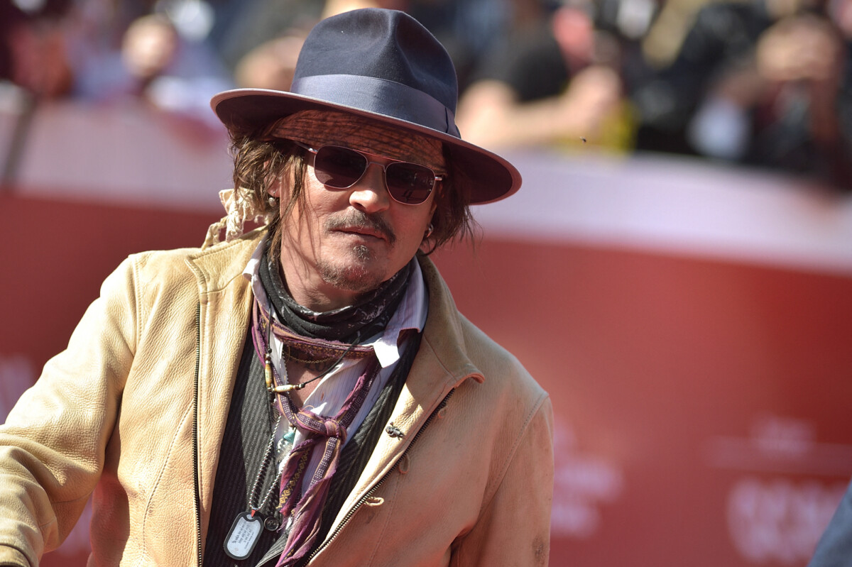 Photo : Johnny Depp arrive à la première de Puffins lors de la 16ème ...