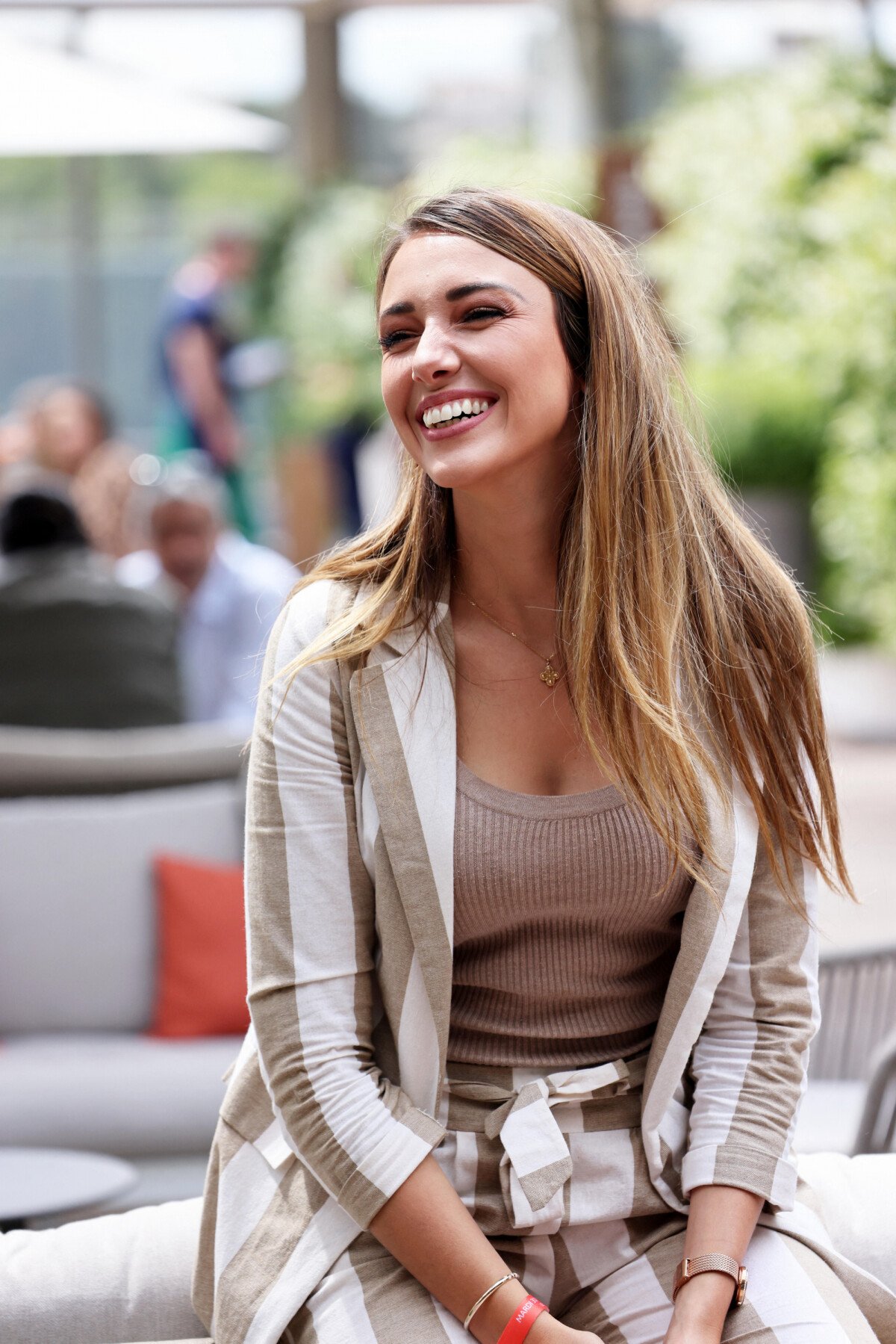 Photo : Delphine Wespiser, Miss France 2012 au village (jour 10) lors ...