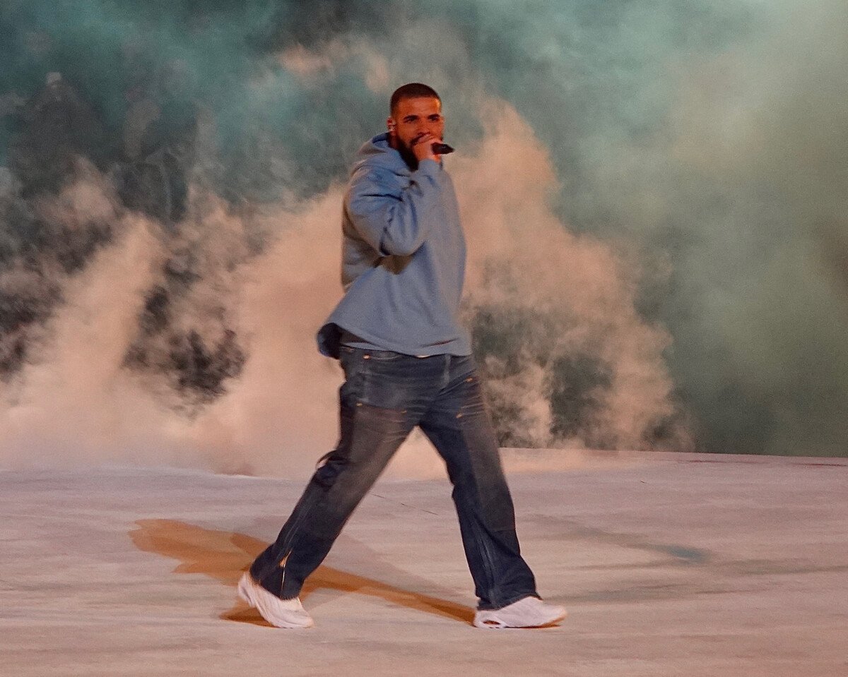 Photo : Drake sur scène pour le concert caritatif "Free Larry Hoover ...
