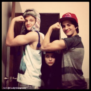 Cody Simspon pris en flagrant délit d’exhibitionnisme : il montre ses ...